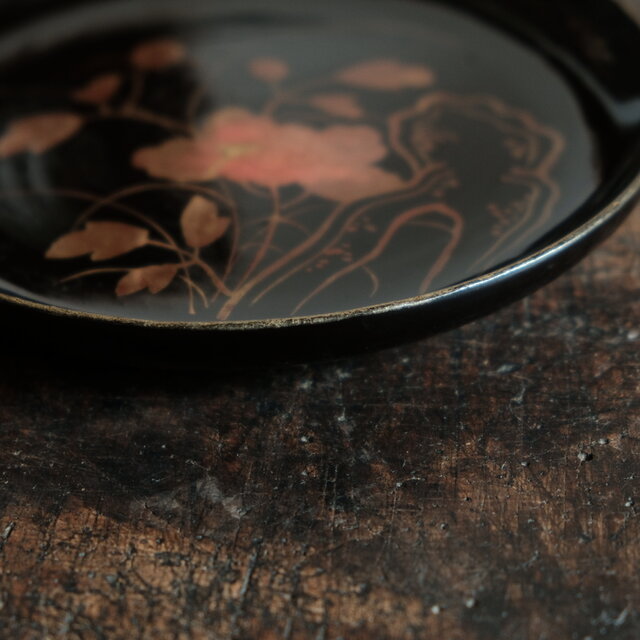耽美で素敵 岩場に花。時代物 花文漆芸蒔絵中皿 古漆器 骨董/antiques 古民家 明治時代 i1 | iichi 日々の暮らしを心地よくするハンドメイドやアンティークのマーケットプレイス