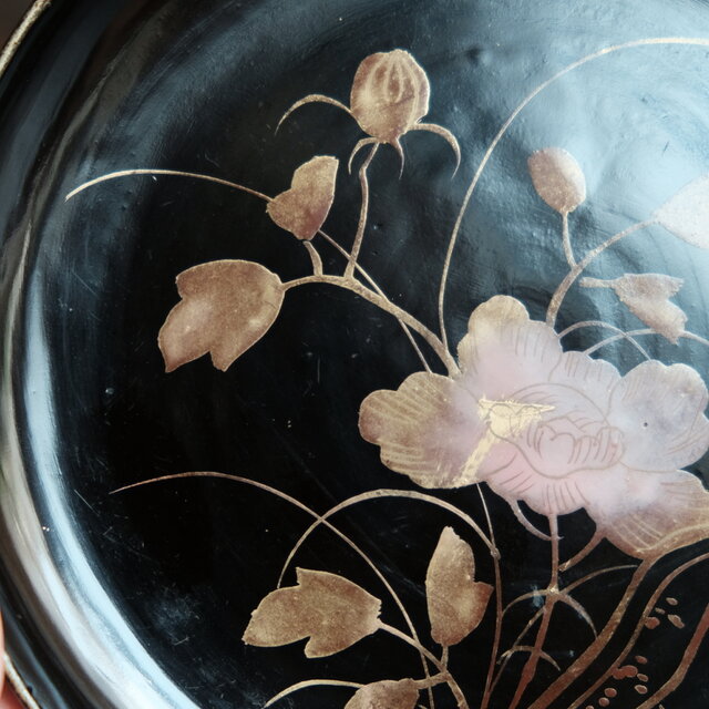 耽美で素敵 岩場に花。時代物 花文漆芸蒔絵中皿 古漆器 骨董/antiques 古民家 明治時代 i1 | iichi 日々の暮らしを心地よくするハンドメイドやアンティークのマーケットプレイス