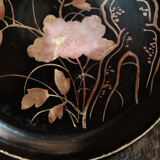 耽美で素敵 岩場に花。時代物 花文漆芸蒔絵中皿 古漆器 骨董/antiques 古民家 明治時代 i1 | iichi 日々の暮らしを心地よくするハンドメイドやアンティークのマーケットプレイス