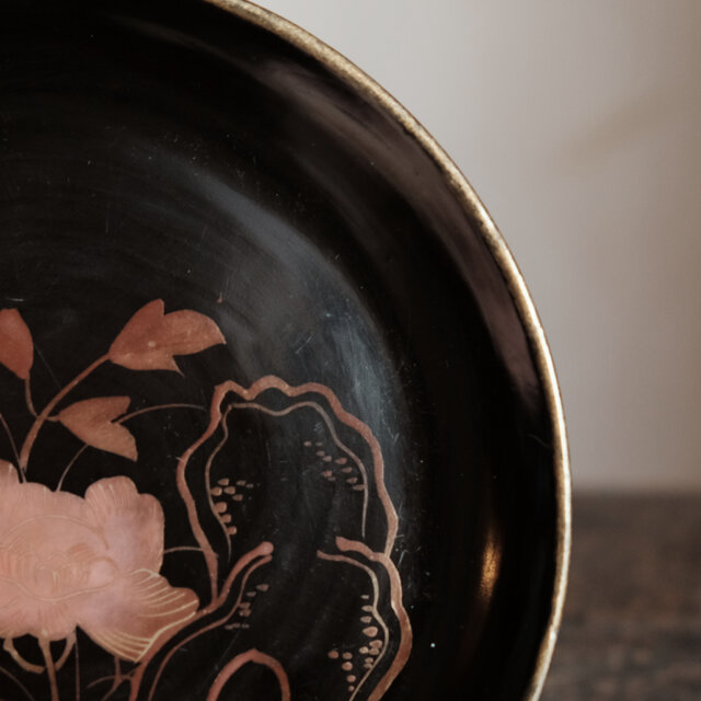 耽美で素敵 岩場に花。時代物 花文漆芸蒔絵中皿 古漆器 骨董/antiques 古民家 明治時代 i4 | iichi 日々の暮らしを心地よくするハンドメイドやアンティークのマーケットプレイス