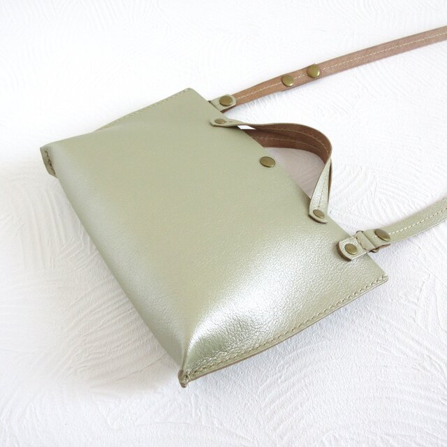 ☆New☆レクタングルサコッシュ♪《牛革》シュリンクレザー・イエローゴールド・0144 | iichi 日々の暮らしを心地よくするハンドメイドやアンティークのマーケットプレイス