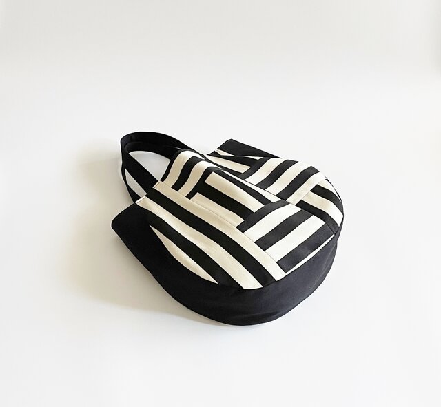 白黒ボーダーパッチワーク ラウンド型バッグ 外ポケット 太ストライプ A4 | iichi 日々の暮らしを心地よくするハンドメイドやアンティークのマーケットプレイス