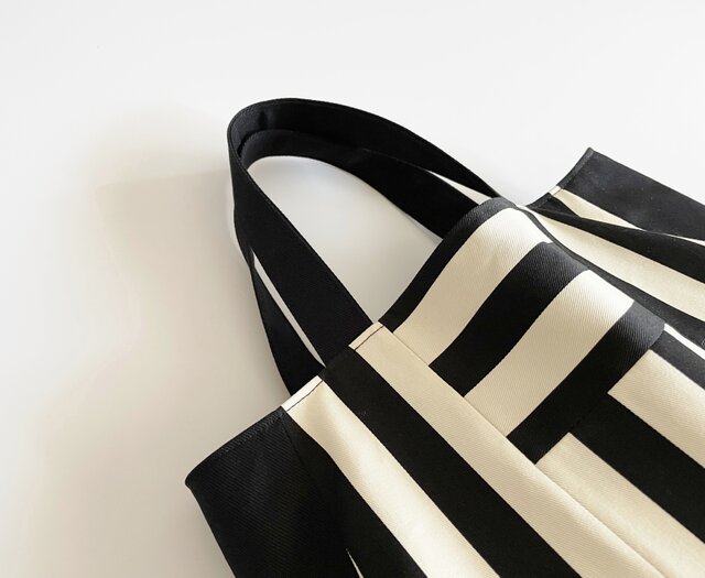 白黒ボーダーパッチワーク ラウンド型バッグ 外ポケット 太ストライプ A4 | iichi 日々の暮らしを心地よくするハンドメイドやアンティークのマーケットプレイス