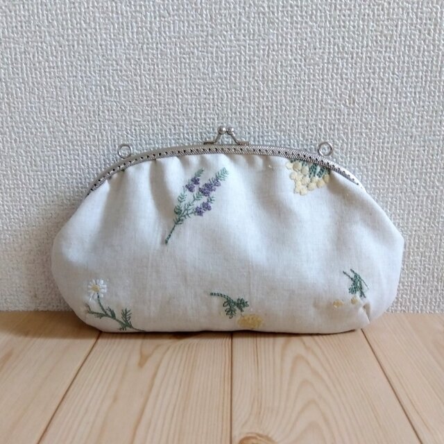 草花刺繍 大きめがま口ポーチ 通帳ケース 20cm口金 亜麻色 334 | iichi 日々の暮らしを心地よくするハンドメイドやアンティークのマーケットプレイス