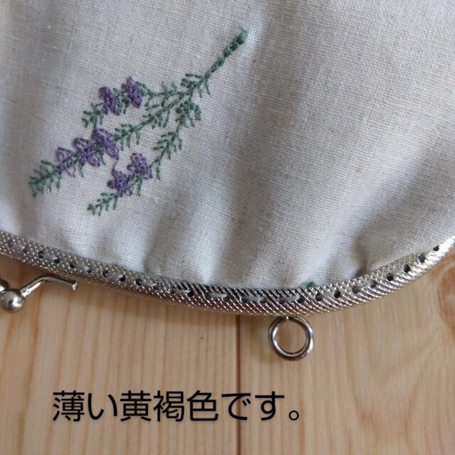 草花刺繍 大きめがま口ポーチ 通帳ケース 20cm口金 亜麻色 334 | iichi 日々の暮らしを心地よくするハンドメイドやアンティークのマーケットプレイス