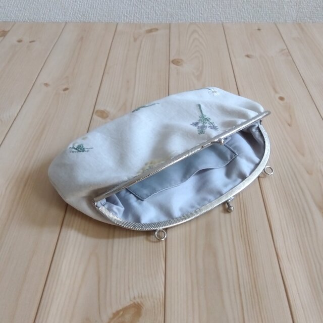 草花刺繍 大きめがま口ポーチ 通帳ケース 20cm口金 亜麻色 334 | iichi 日々の暮らしを心地よくするハンドメイドやアンティークのマーケットプレイス