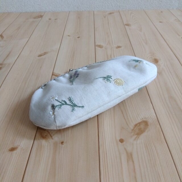 草花刺繍 大きめがま口ポーチ 通帳ケース 20cm口金 亜麻色 334 | iichi 日々の暮らしを心地よくするハンドメイドやアンティークのマーケットプレイス