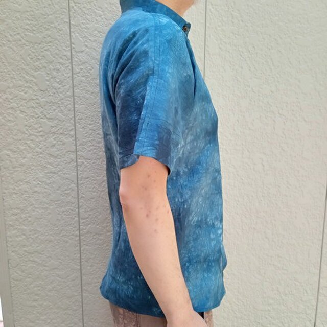 籠染め半袖シャツ（ムラ染め） | iichi 日々の暮らしを心地よくするハンドメイドやアンティークのマーケットプレイス