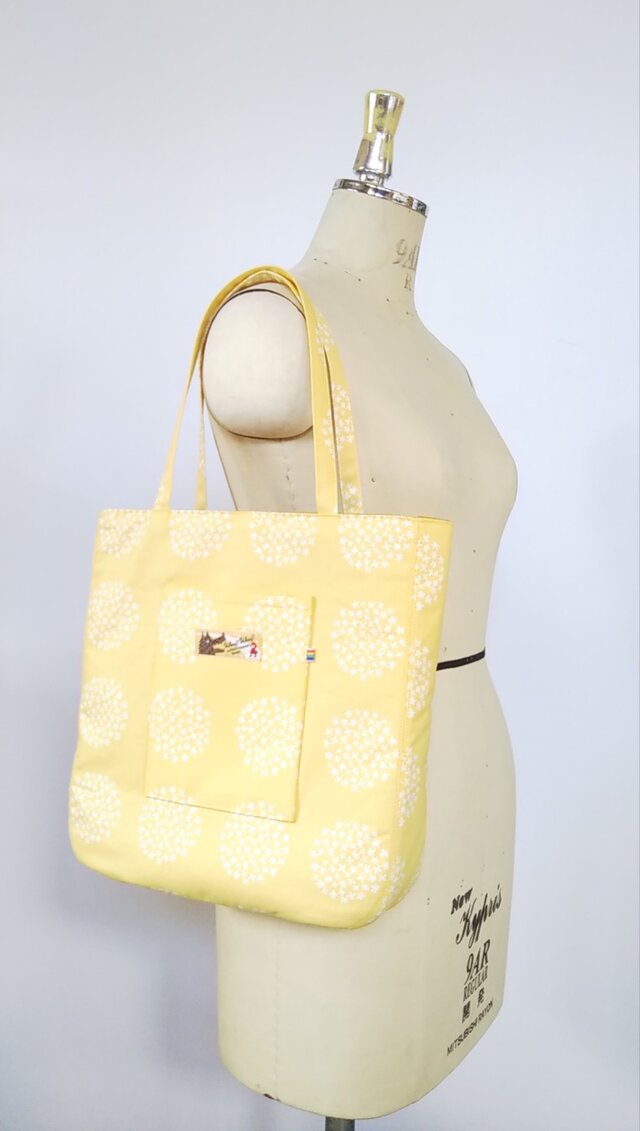 トートバッグ 花のサークル レモンイエロー | iichi 日々の暮らしを心地よくするハンドメイドやアンティークのマーケットプレイス