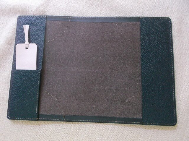 文庫サイズブックカバー 刻印、拭き染め 牛革 | iichi 日々の暮らしを心地よくするハンドメイドやアンティークのマーケットプレイス