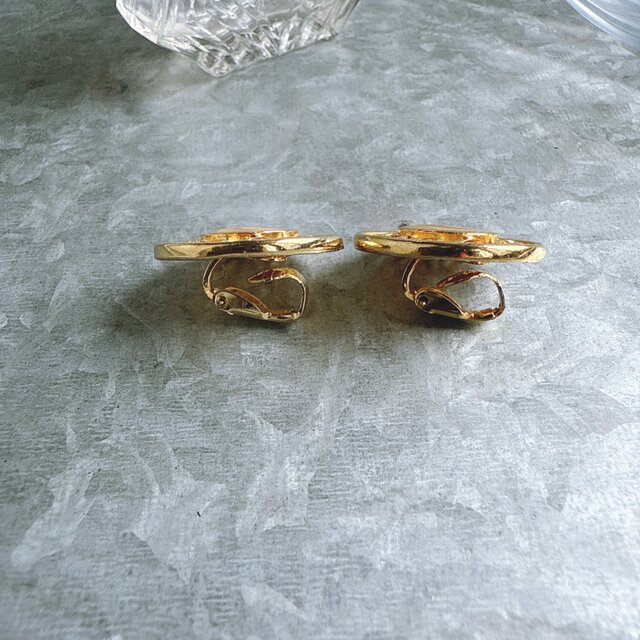 Y1171-ヴィンテージイヤリング・U.S.A. Gold-Tone Marble Enamel Open Cutwork | iichi 日々の暮らしを心地よくするハンドメイドやアンティーク ...