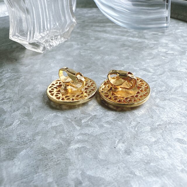 Y1171-ヴィンテージイヤリング・U.S.A. Gold-Tone Marble Enamel Open Cutwork | iichi 日々の暮らしを心地よくするハンドメイドやアンティーク ...