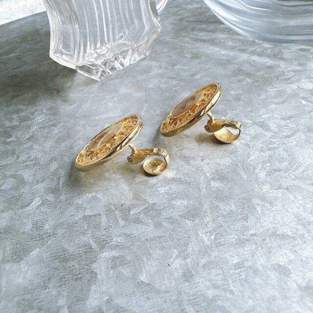 Y1171-ヴィンテージイヤリング・U.S.A. Gold-Tone Marble Enamel Open Cutwork | iichi 日々の暮らしを心地よくするハンドメイドやアンティーク ...