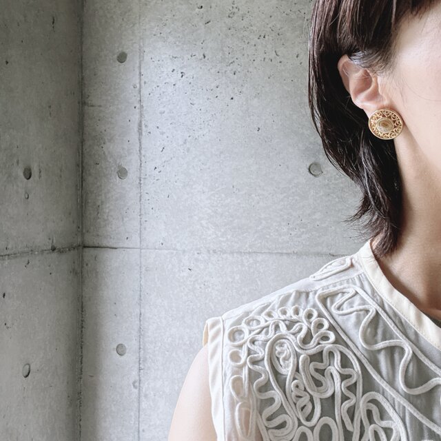 Y1171-ヴィンテージイヤリング・U.S.A. Gold-Tone Marble Enamel Open Cutwork | iichi 日々の暮らしを心地よくするハンドメイドやアンティーク ...