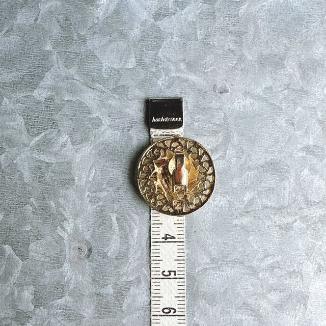 Y1171-ヴィンテージイヤリング・U.S.A. Gold-Tone Marble Enamel Open Cutwork | iichi 日々の暮らしを心地よくするハンドメイドやアンティーク ...