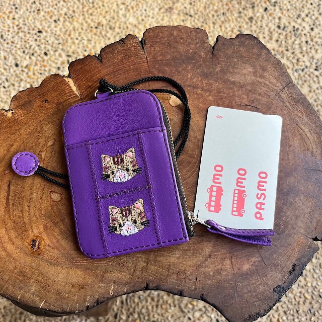 パスケース2枚用 小銭入れ付き（パープルの革に茶トラ猫の刺繡））No.03003-35 | iichi 日々の暮らしを心地よくするハンドメイドやアンティークのマーケットプレイス
