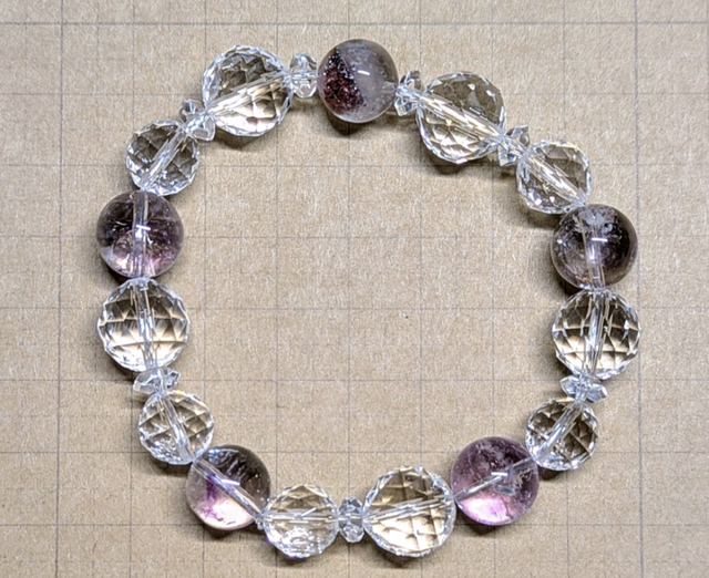 レピドクロサイト・ヘマタイトインクォーツ&アメジストエレスチャル&クリアクォーツのブレスレット | iichi 日々の暮らしを心地よくするハンドメイドやアンティークのマーケットプレイス