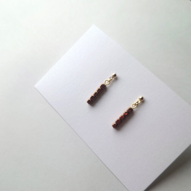 キューブのヘマタイトピアス/5個 | iichi 日々の暮らしを心地よくするハンドメイドやアンティークのマーケットプレイス