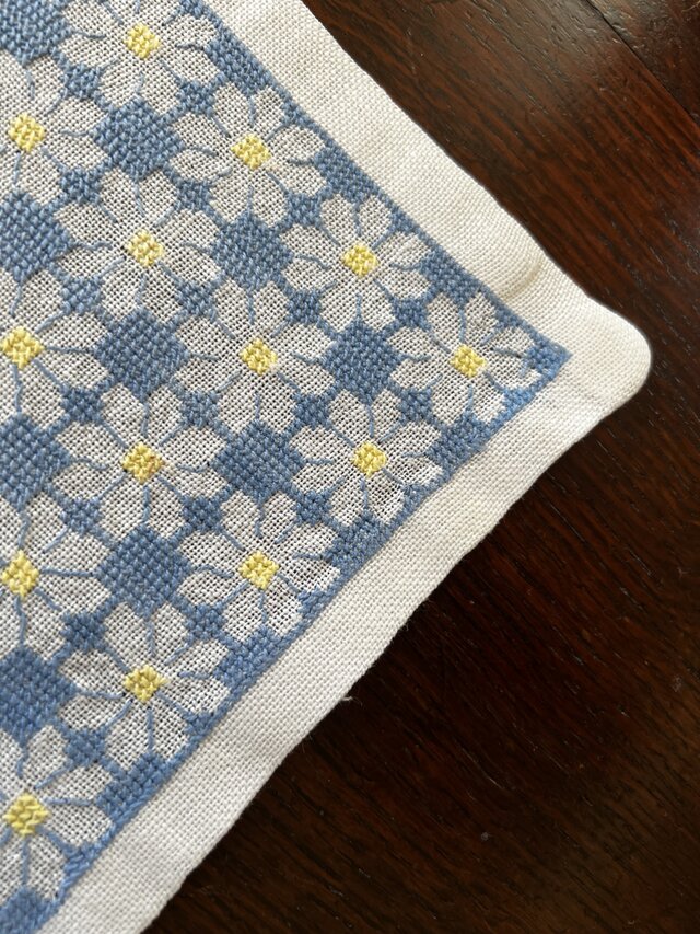 1900年代中期のテーブルセンター、マーガレット | iichi 日々の暮らしを心地よくするハンドメイドやアンティークのマーケットプレイス