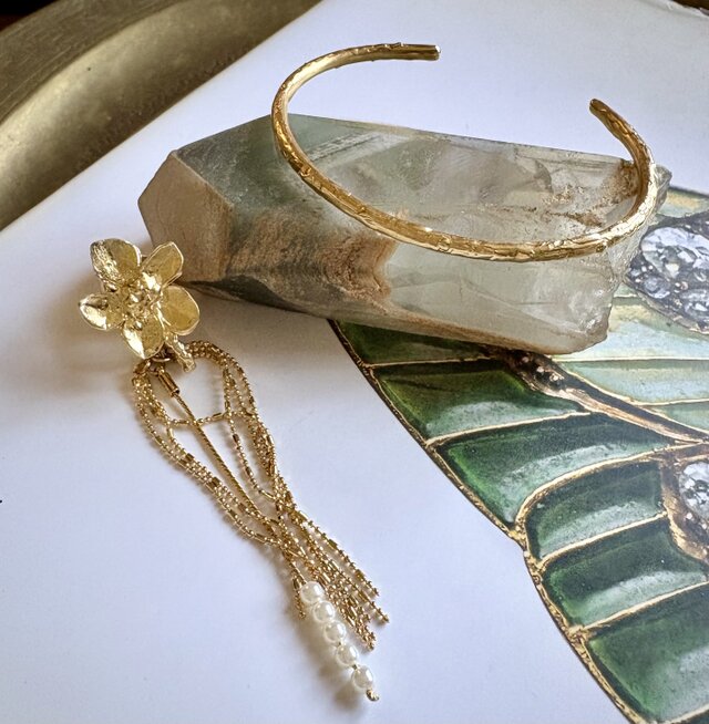 バングル_ねむれるもりのきんのえだ | iichi 日々の暮らしを心地よくするハンドメイドやアンティークのマーケットプレイス