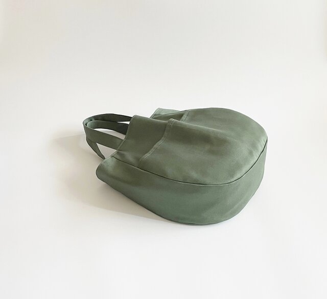 ⋆⸜ 新色⸝⋆ディープグリーン ラウンド型バッグ カツラギデニム 外ポケット A4 | iichi 日々の暮らしを心地よくするハンドメイドやアンティークのマーケットプレイス