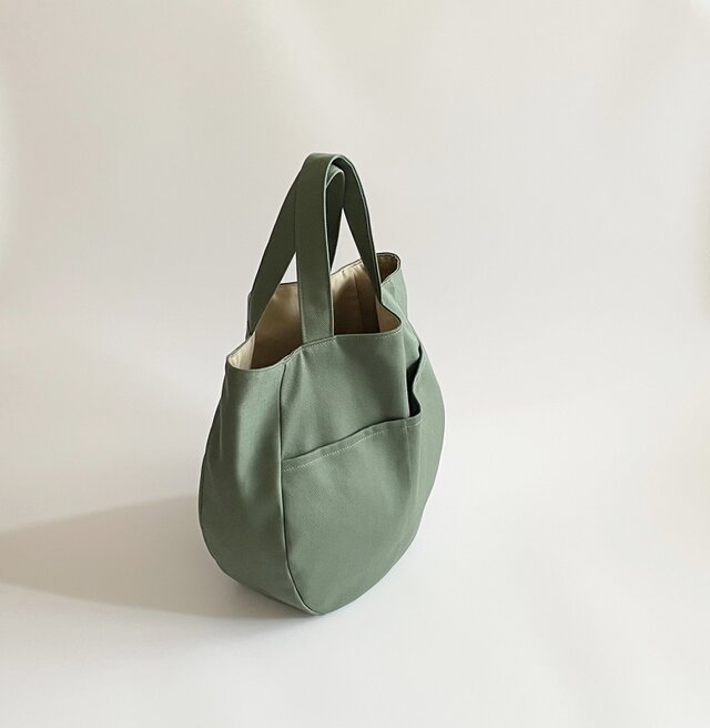 ⋆⸜ 新色⸝⋆ディープグリーン ラウンド型バッグ カツラギデニム 外ポケット A4 | iichi 日々の暮らしを心地よくするハンドメイドやアンティークのマーケットプレイス