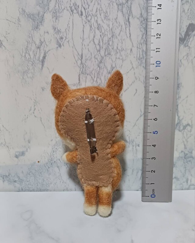 羊毛フェルト 柴犬ブローチ9㎝ | iichi 日々の暮らしを心地よくするハンドメイドやアンティークのマーケットプレイス