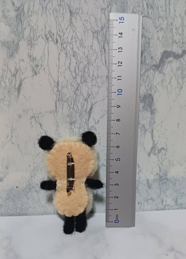 羊毛フェルト小さな パンダブローチ 約7cm | iichi 日々の暮らしを心地よくするハンドメイドやアンティークのマーケットプレイス