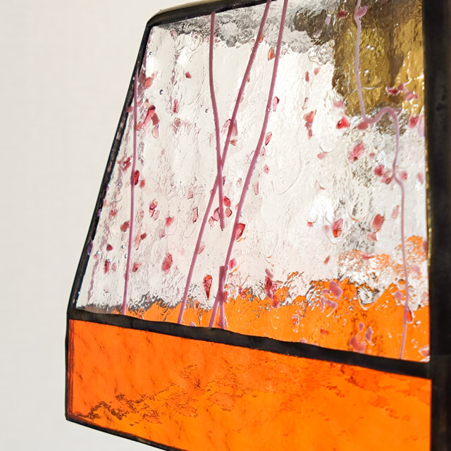 つぶつぶフリットガラスのペンダントライト＊ピンクオレンジ ステンドグラス E17 | iichi 日々の暮らしを心地よくするハンドメイドやアンティークのマーケットプレイス