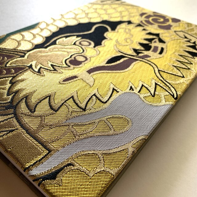 『金龍志』 金襴織物御朱印帳 B5見開き御朱印帳 見開き御朱印帳 金龍 流水 墨流し 神 自然 恵 金襴生地 桐生織物 | iichi 日々の暮らしを心地よくするハンドメイドやアンティークの ...