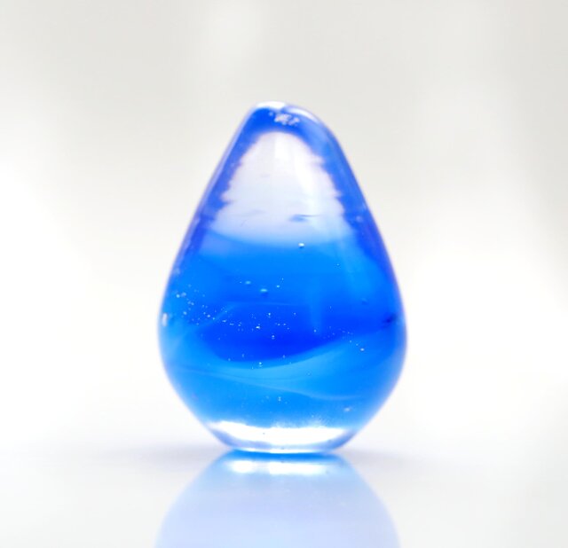 ガラスの雫の小さなオブジェ 「Ocean Blue」 | iichi 日々の暮らしを心地よくするハンドメイドやアンティークのマーケットプレイス