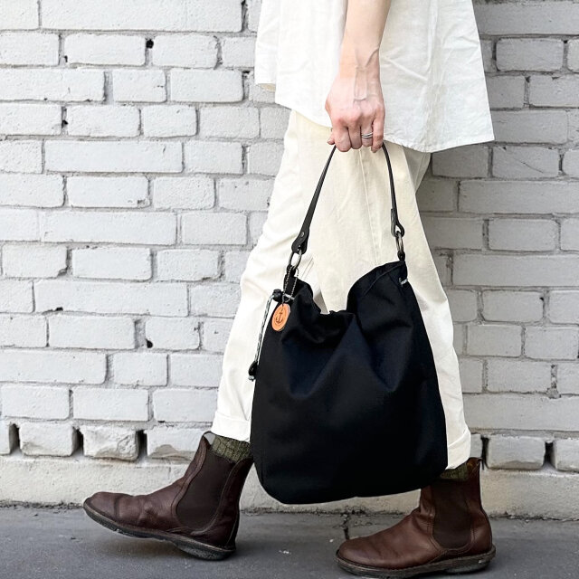 BALON：ブラック（CORDURA 撥水加工ナイロン素材セミショルダーバッグ）＜受注製作＞ | iichi 日々の暮らしを心地よくするハンドメイドやアンティークのマーケットプレイス