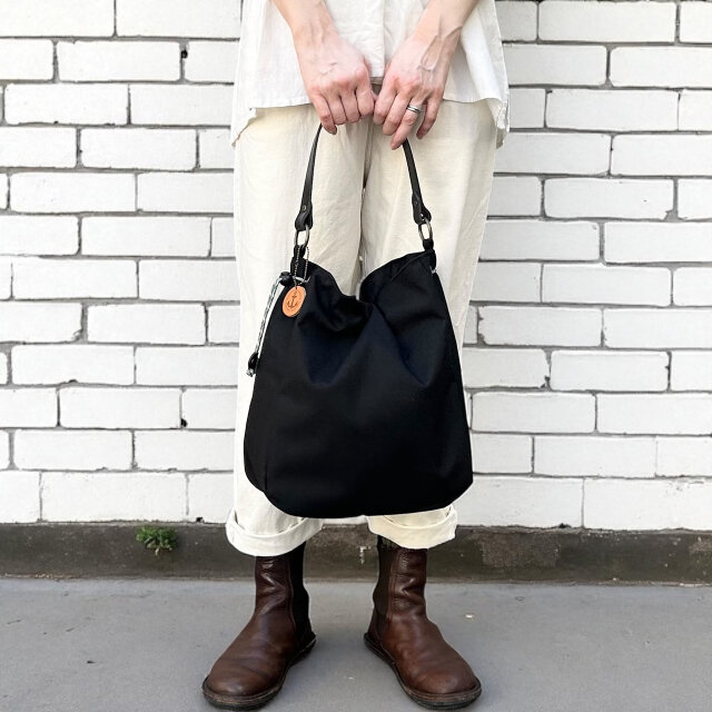 BALON：ブラック（CORDURA 撥水加工ナイロン素材セミショルダーバッグ）＜受注製作＞ | iichi 日々の暮らしを心地よくするハンドメイドやアンティークのマーケットプレイス