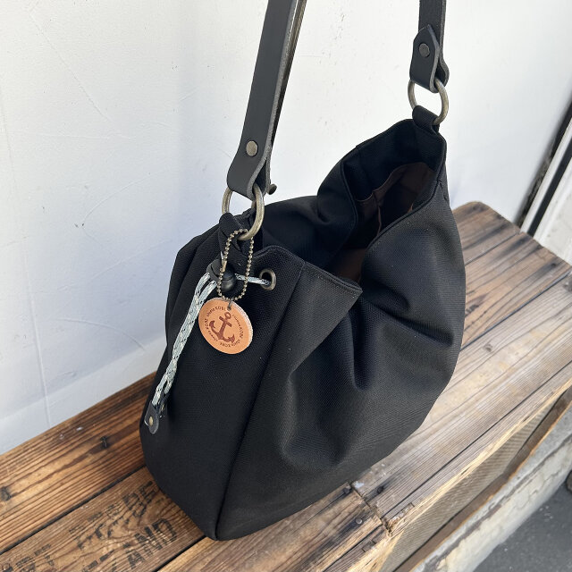 BALON：ブラック（CORDURA 撥水加工ナイロン素材セミショルダーバッグ）＜受注製作＞ | iichi 日々の暮らしを心地よくするハンドメイドやアンティークのマーケットプレイス