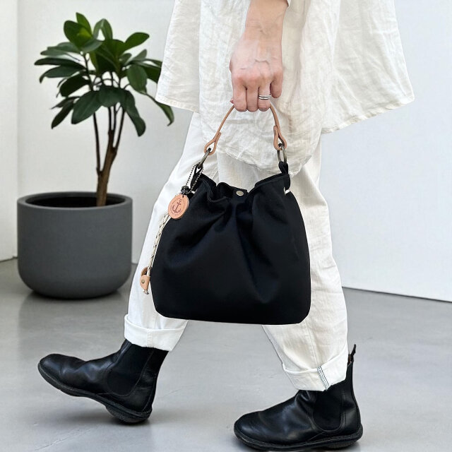 BALON mini：ブラック×ベージュ（CORDURA 撥水加工ナイロン素材バッグ） | iichi 日々の暮らしを心地よくするハンドメイドやアンティークのマーケットプレイス