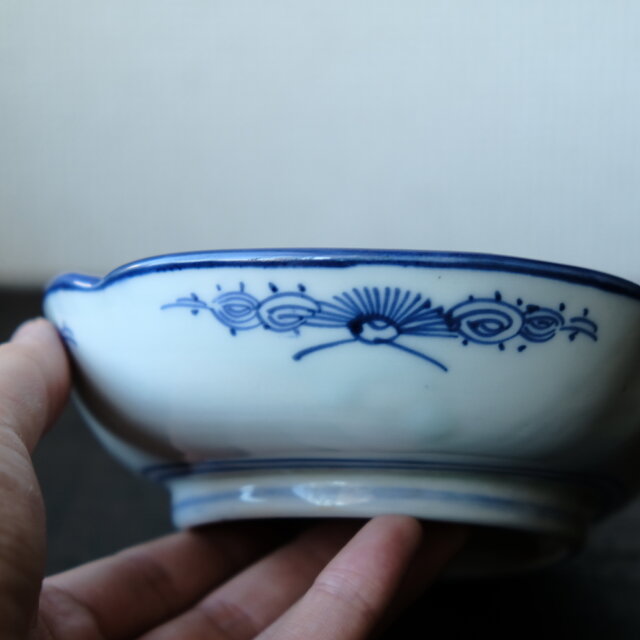 【サマー特価¥3500→¥2200】ベロ藍で素敵 龍と花と山。伊万里 染付変形皿 骨董・antiques 器 明治期 個体B | iichi 日々の暮らしを心地よくするハンドメイドや ...