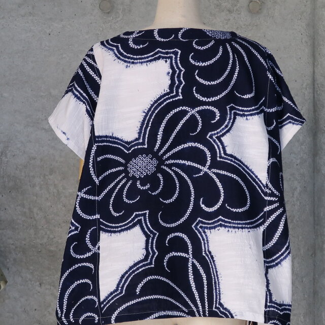 有松絞りのTブラウス 大きめフリーサイズ フレンチ袖 着物リメイク | iichi 日々の暮らしを心地よくするハンドメイドやアンティークのマーケットプレイス