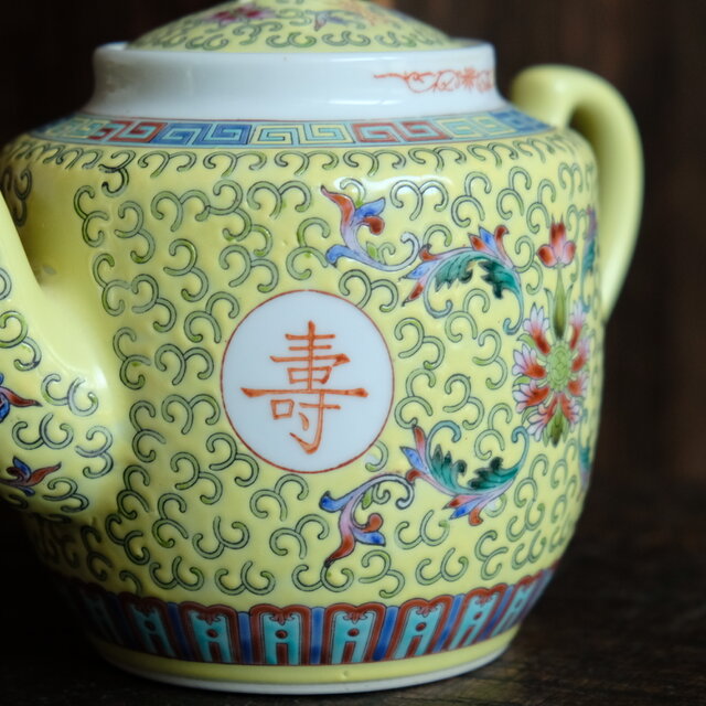 【サマー特価¥3500→¥2500】中国景徳鎮 萬寿無疆。花唐草文色絵急須 茶器 黄色 チャイナレトロ パステルカラー | iichi 日々の暮らしを心地よくするハンドメイドやアンティークの ...