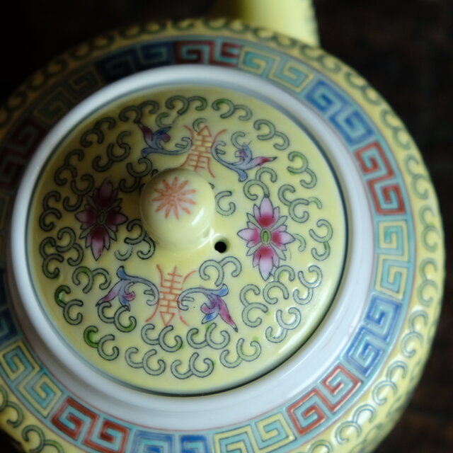 【サマー特価¥3500→¥2500】中国景徳鎮 萬寿無疆。花唐草文色絵急須 茶器 黄色 チャイナレトロ パステルカラー | iichi 日々の暮らしを心地よくするハンドメイドやアンティークの ...