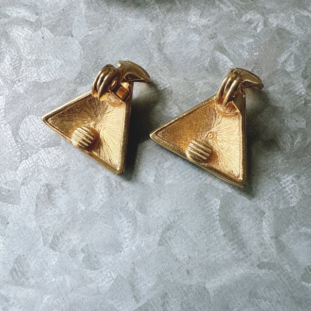 YM177-【 Monet 】モネ・ヴィンテージイヤリング Black & Beige Marble Triangle | iichi 日々の暮らしを心地よくするハンドメイドやアンティークの ...