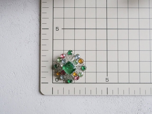 小ぶりなグリーンガラスのブローチ | iichi 日々の暮らしを心地よくするハンドメイドやアンティークのマーケットプレイス