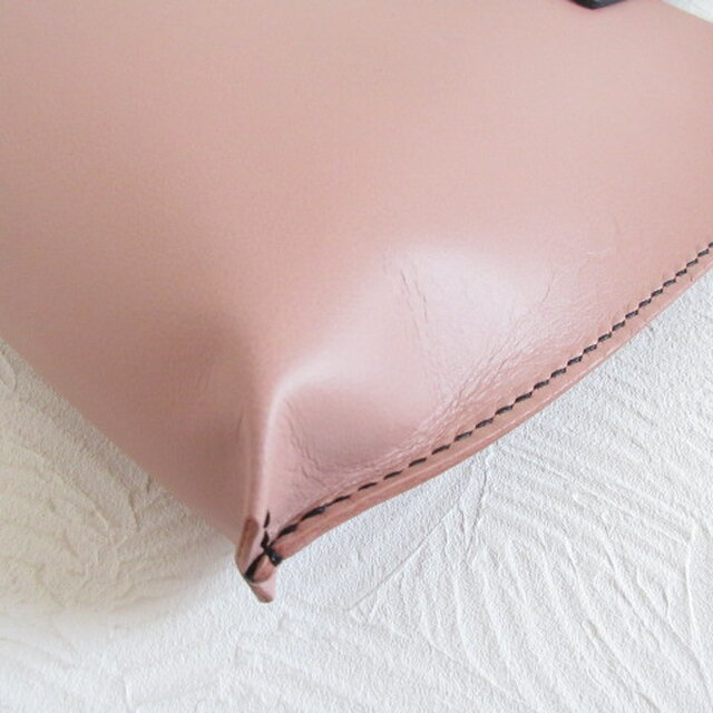 手縫い♪《牛革》フラットスクエアトート・スムース・ダークピンク・0505 | iichi 日々の暮らしを心地よくするハンドメイドやアンティーク ...