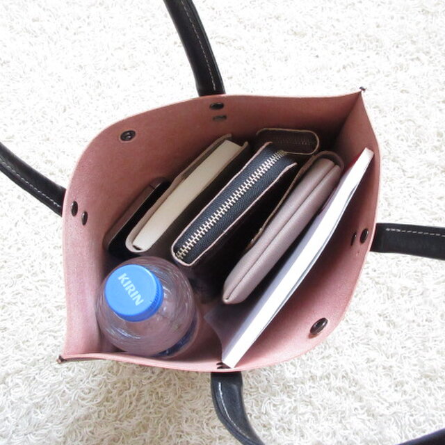 手縫い♪《牛革》フラットスクエアトート・スムース・ダークピンク・0505 | iichi 日々の暮らしを心地よくするハンドメイドやアンティーク ...