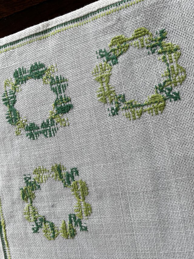 手刺繍テーブルセンター、グリーン | iichi 日々の暮らしを心地よくするハンドメイドやアンティークのマーケットプレイス