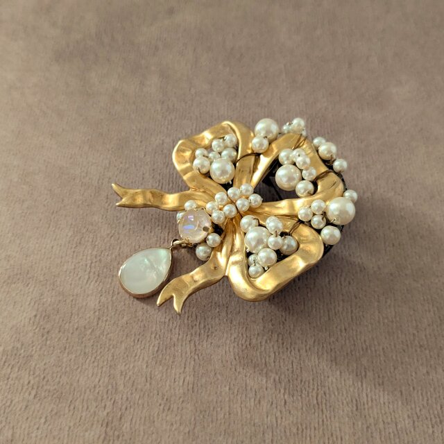 大きなリボンのブローチ（K1230) | iichi 日々の暮らしを心地よくするハンドメイドやアンティークのマーケットプレイス