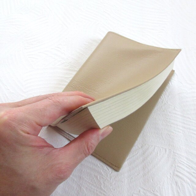 文庫本サイズ♪《ピックスキン》シンプルイズベスト・一枚革のブックカバー・ベージュ・0890 | iichi 日々の暮らしを心地よくするハンドメイドやアンティークのマーケットプレイス