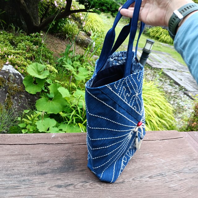 天然藍染・刺し子【一点もの丁寧な手しごとトートバッグ・手提げバッグ】山珊瑚と山葡萄の蔓のチャーム付き 250608-4 | iichi 日々の暮らしを心地よくするハンドメイドやアンティークの ...