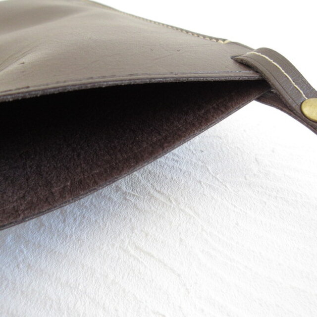 手縫い☆お洒落に収納♪《牛革》シンプル・スマホショルダー・ポーチ・フラットタイプ・071 | iichi 日々の暮らしを心地よくするハンドメイドやアンティークのマーケットプレイス