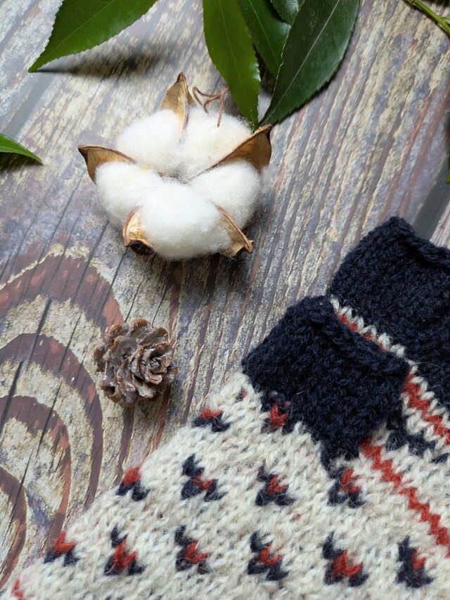 冬の休日〜紺と赤と白の模様編み指無し手袋（指長め） | iichi 日々の暮らしを心地よくするハンドメイドやアンティークのマーケットプレイス