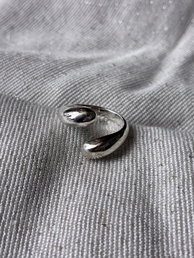 指を優しく包み込む。大ぶりのシルバーリング hug me + ring【silver925】 | iichi 日々の暮らしを心地よくするハンドメイドやアンティークのマーケットプレイス